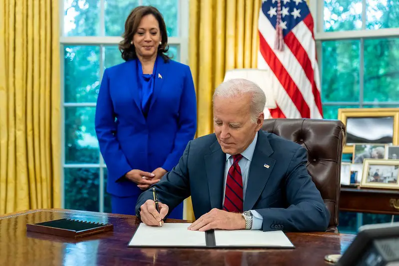 Harris Struggles to Differentiate from Biden, Eyes GOP Cabinet Member ...